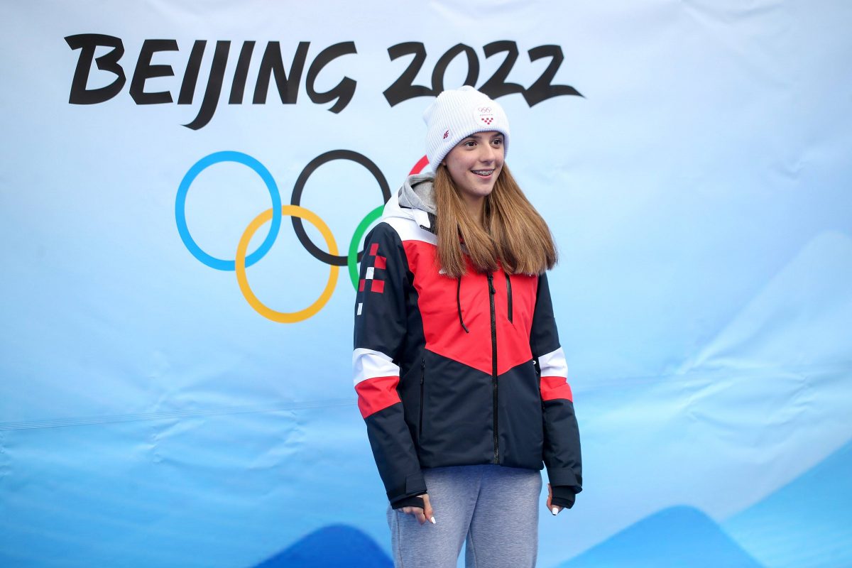 Zastavu na zatvaranju nosi najmlađa olimpijka - Sportklub