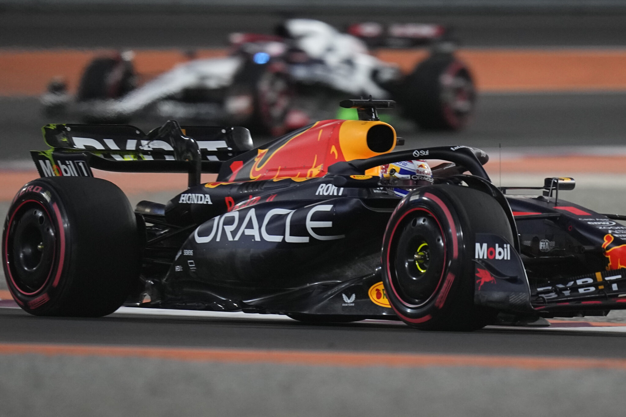 Verstappen najbrži na prašnjavoj stazi, Hamilton nisko u poretku ...