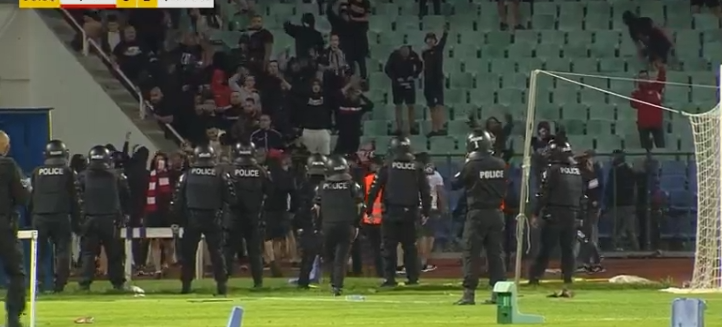 VIDEO: Navijači CSKA upali na teren, lomili sve pred sobom i gutali ...