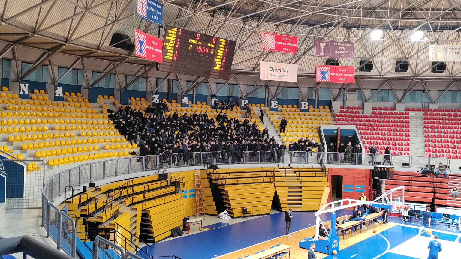 VIDEO / Bad Blue Boysi s bakljama i dimnim bombama po Zagrebu: 'Noćas ...